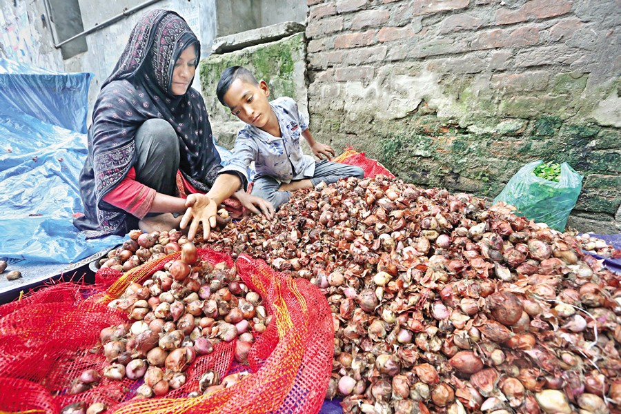 Onion prices surge after India imposes export duty | The Financial Express
