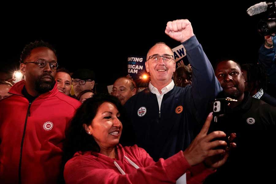 UAW, automakers to resume talks as strike starts to create parts ...