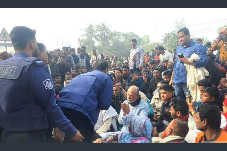 Latif Siddique cordons off police station demanding release of detained ...