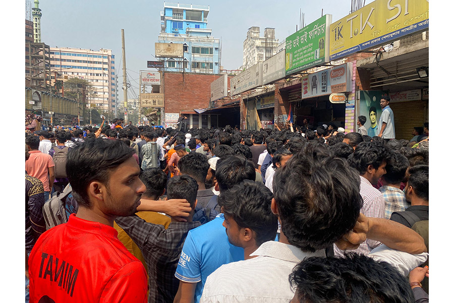 BPL final fever: Ticket frenzy hits Dhaka as fans jostle for a seat ...