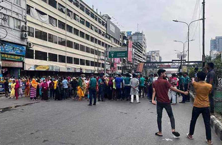 Garment workers protesting factory closure block traffic in Dhaka’s ...