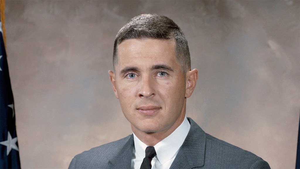 Apollo 8 astronaut William Anders, who took 'Earthrise' photo, dead in ...