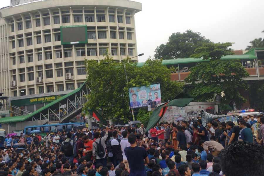 Students block Shahbagh intersection to protest quota reinstatement ...