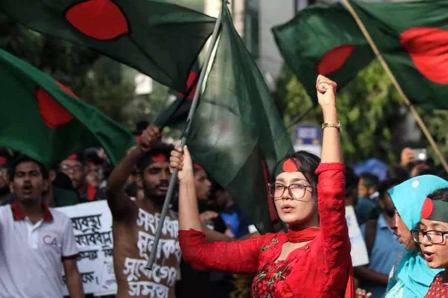 Anti-quota protesters block roads in several parts of Dhaka | The ...
