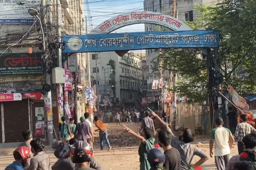 Quota protesters, BCL clash in Old Dhaka over quota reforms, at least ...