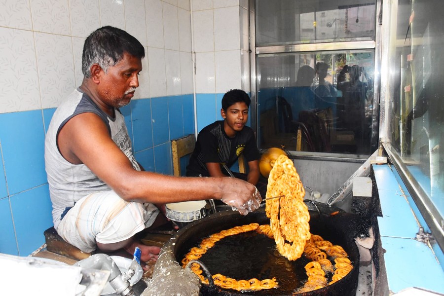 Nameless shop serves up popular Jilapi in Rajshahi for 60 years | The ...