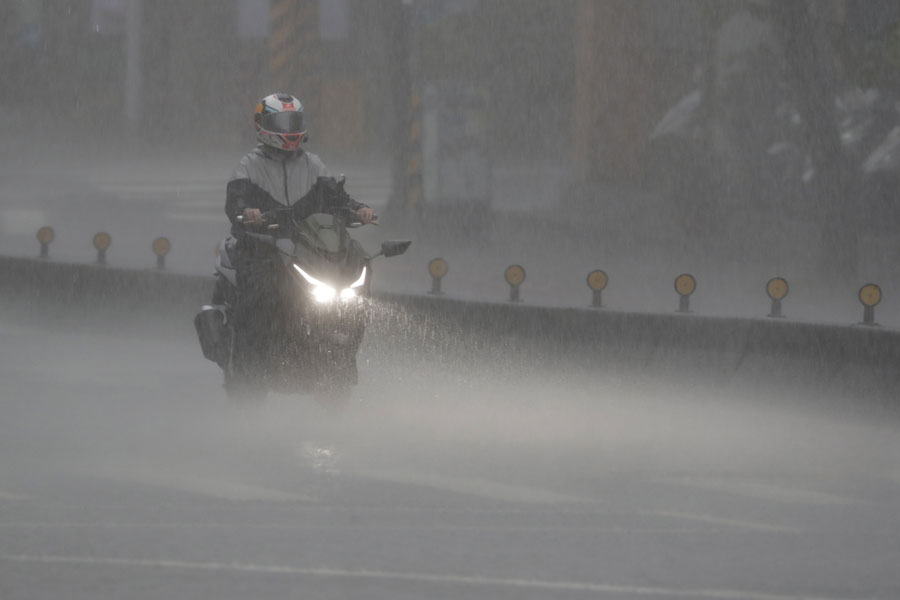 Typhoon Kong-rey hits Taiwan’s east coast, leaving 1 dead | The ...