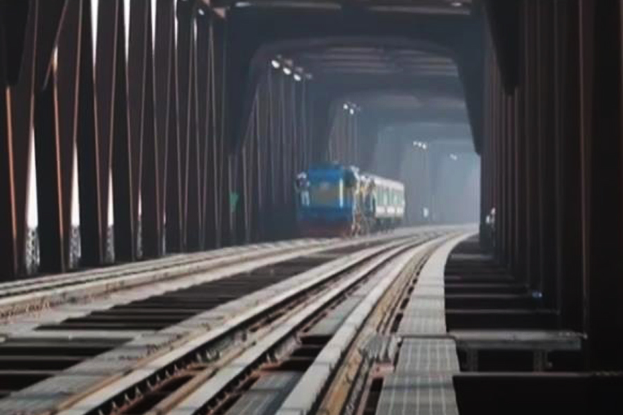 First train crosses Jamuna rail bridge on trial | The Financial Express