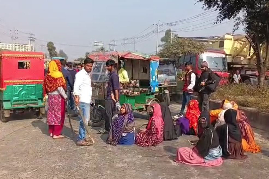 RMG workers block Chandra-Nabinagar highway in Gazipur | The Financial ...