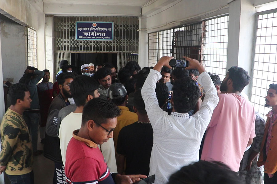 Students besiege Naogaon Sadar Hospital over irregularities | The ...