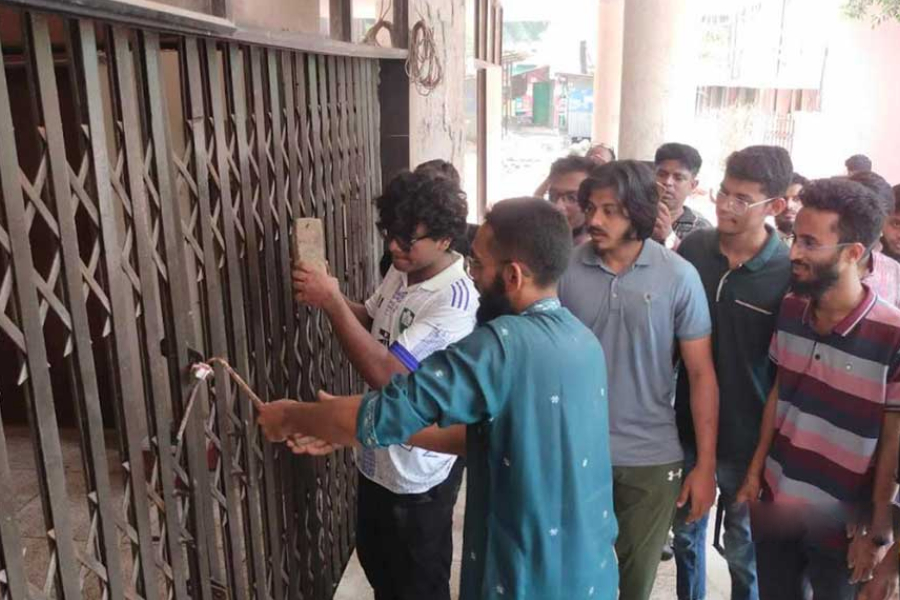 One-point demand for KUET VC’s resignation, students force open six ...