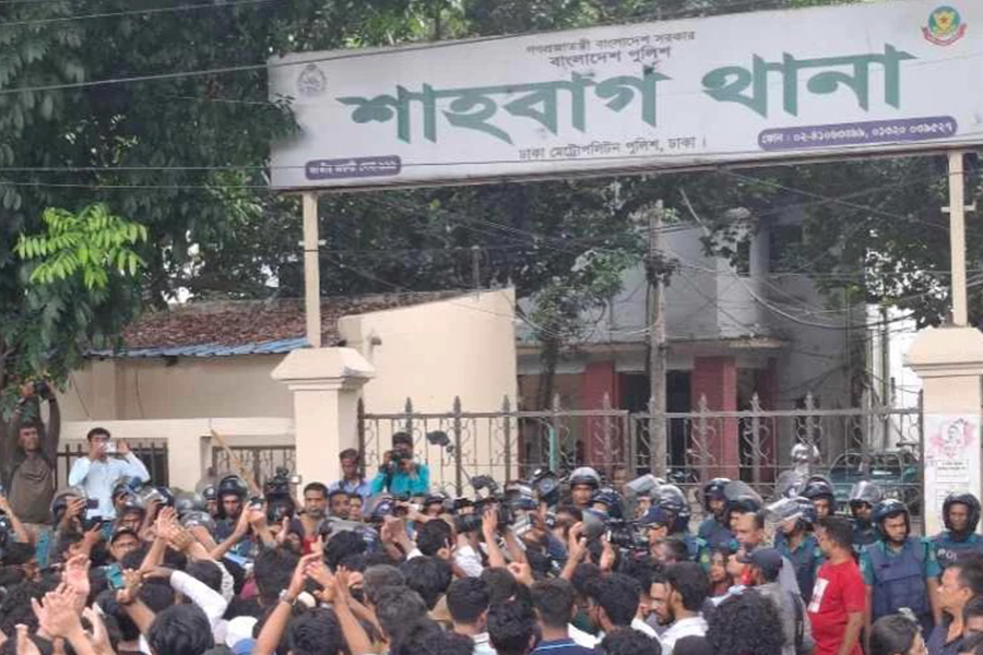 DU students gherao Shahbagh police station demanding justice for slain ...