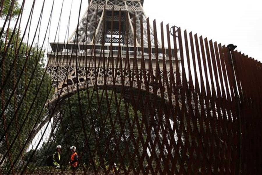 Paris builds Eiffel Tower terror fence | The Financial Express