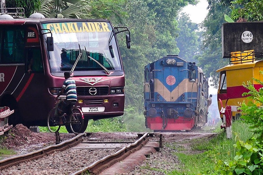 700 level-crossings in railway west zone lack gatemen | The Financial ...