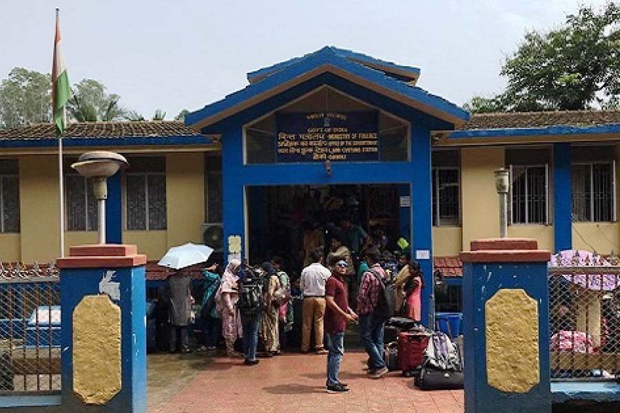 Immigration through Tamabil port resumes after 30 hrs | The Financial ...