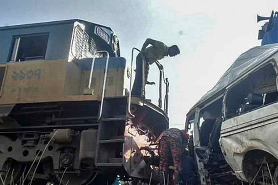 Probe blames gateman, microbus driver for Mirsharai level crossing ...