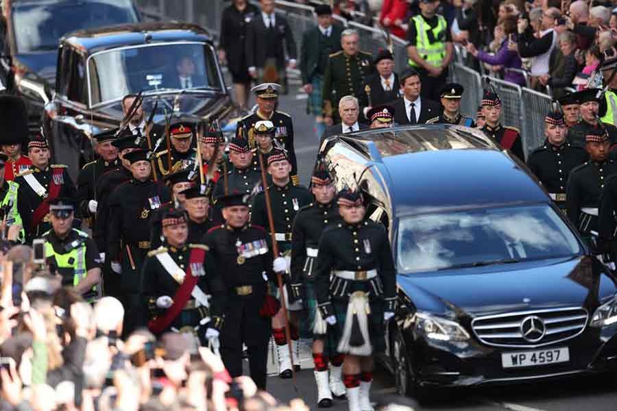 Crowds line Edinburgh streets for Queen procession | The Financial Express